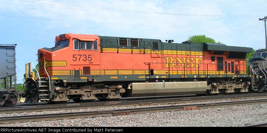BNSF 5735